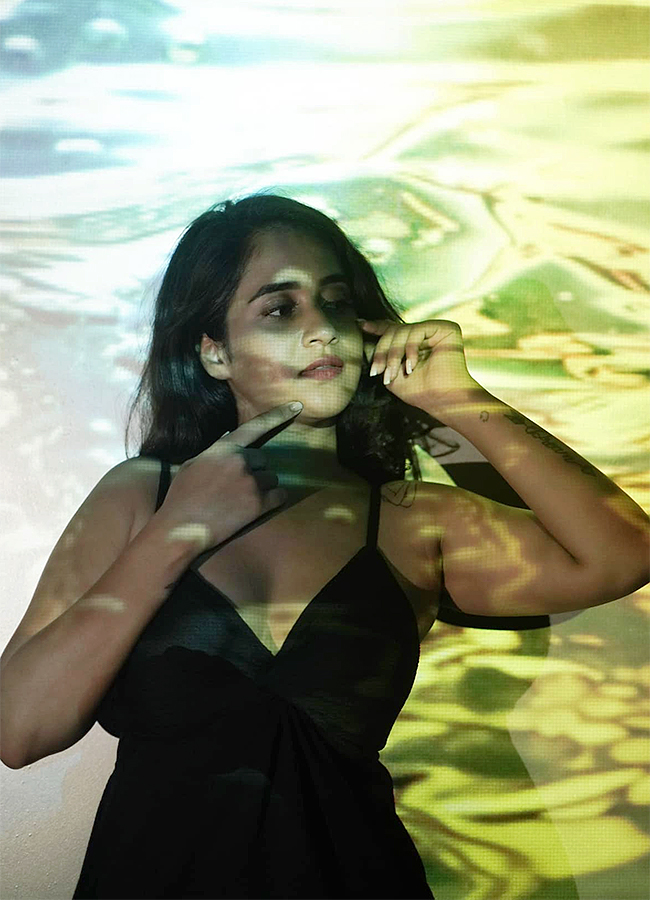 Deepthi Sunaina: నలుపు రంగు డ్రెస్‌లో 'పిచ్చెక్కిస్తున్న' సోషల్‌ స్టార్‌‌ దీప్తి సునైనా (ఫొటోలు ...